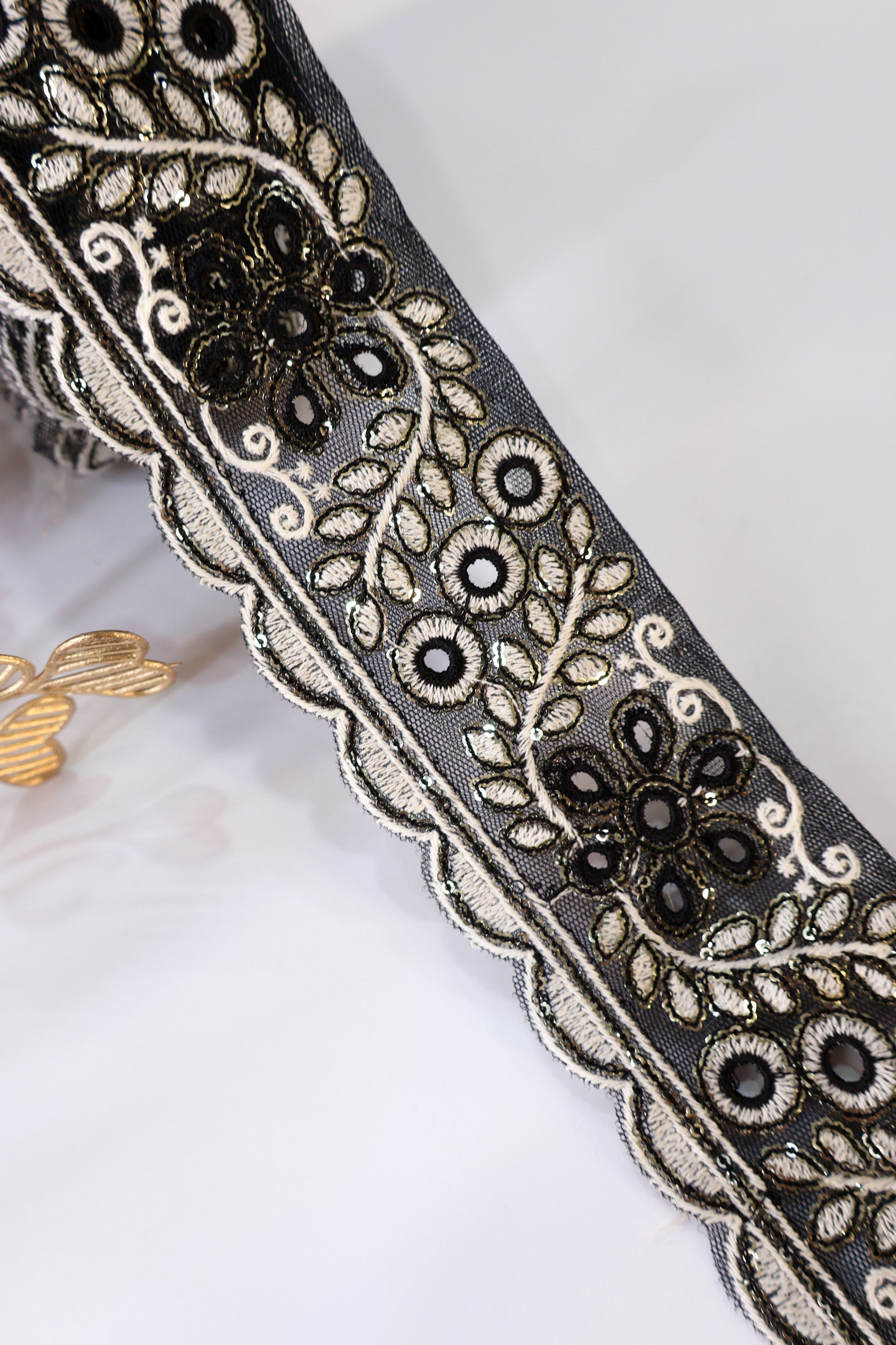 Black & White Scallop Embroidered Lace Trim: Indian Sari Border, 9 Yar ...